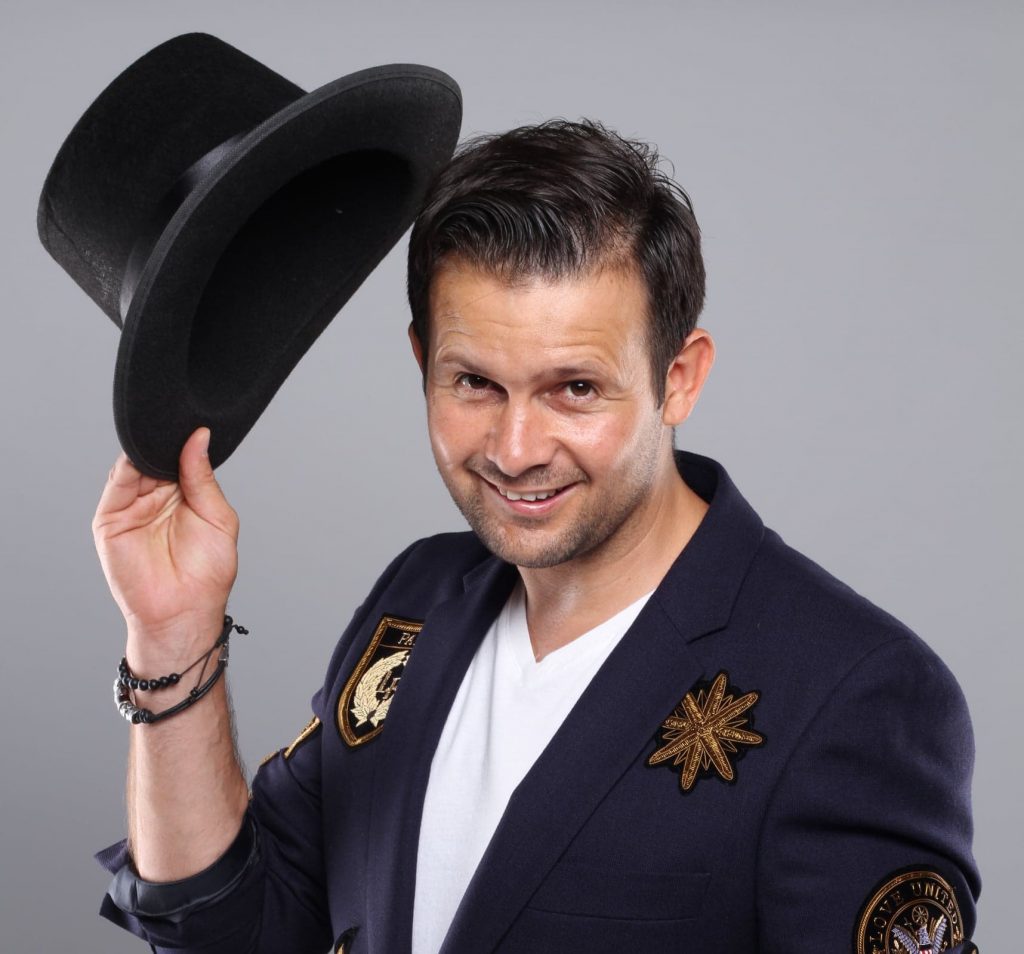 Robert Tudor, cel mai carismatic magician din România, vine sâmbătă la ...