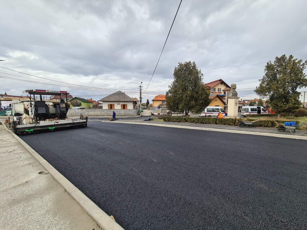 S-a așternut primul strat de asfalt pe strada Avram Iancu din Câmpia ...