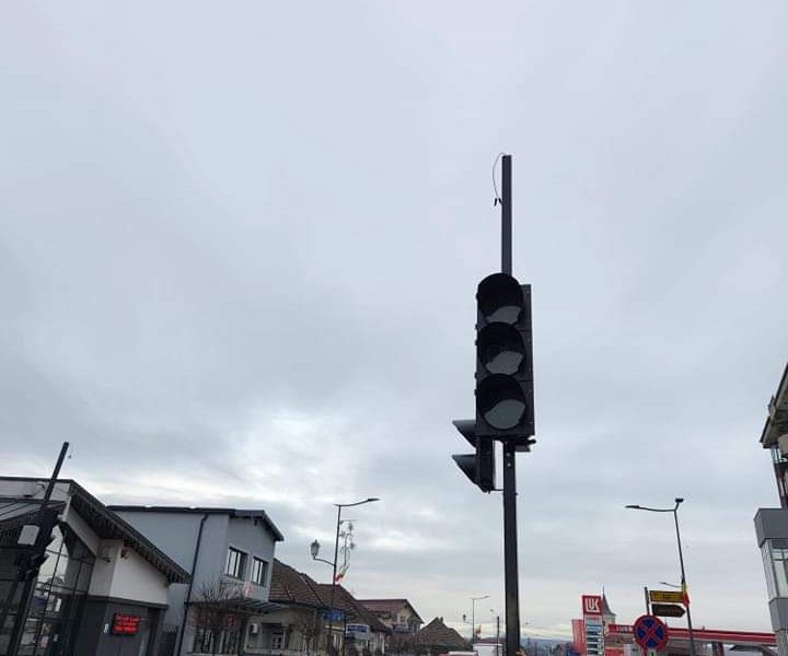 Se montează semafoarele care vor fluidiza traficul în centrul ...