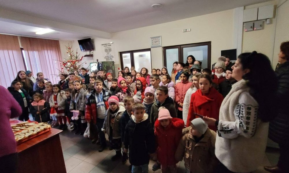 Colindul copiilor a adus bucurie la Primăria Ceanu Mare - Ziarul 21